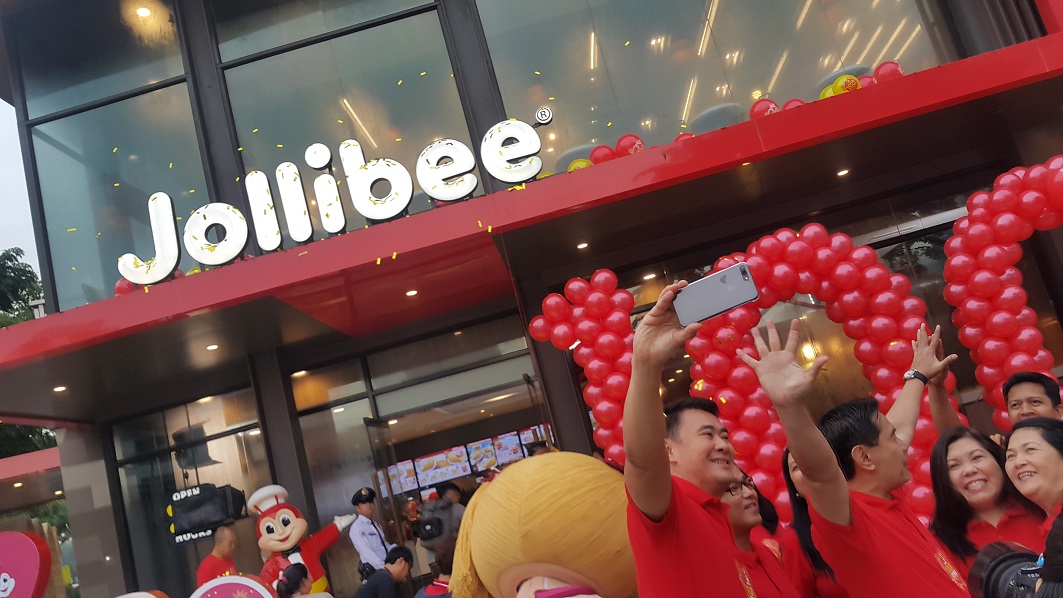 Jollibee Endorser Anne Curtis-Smith Visits 1,000th Store Opening In BGC ...