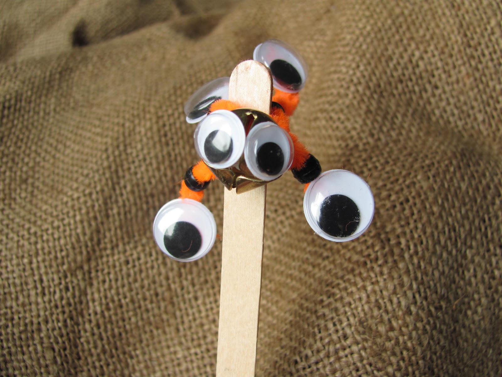 colormehappy: Superhero bugs - Fun Halloween crafts using pipe cleaners!