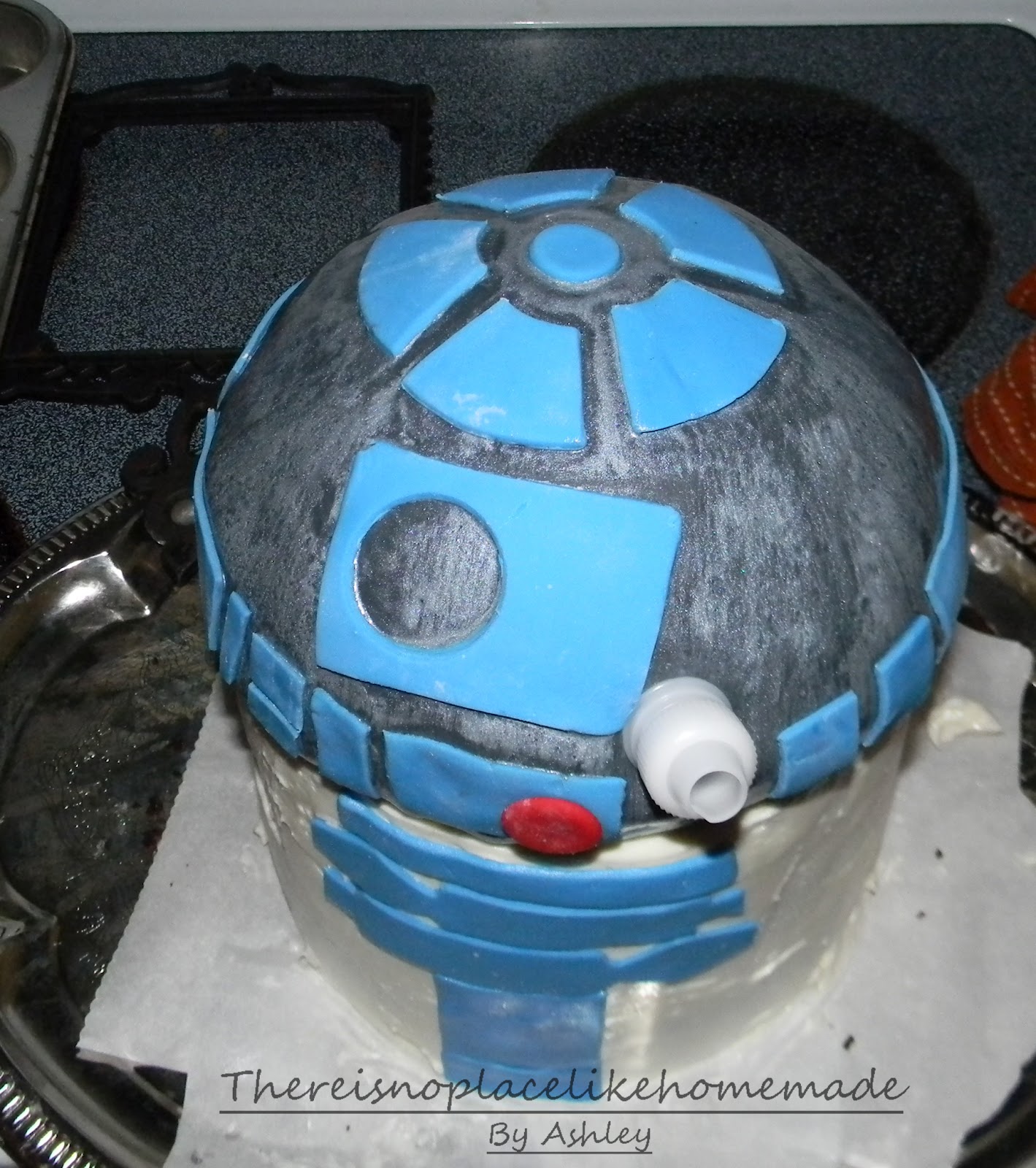 Paper to Thread: R2D2 Cake!!!!