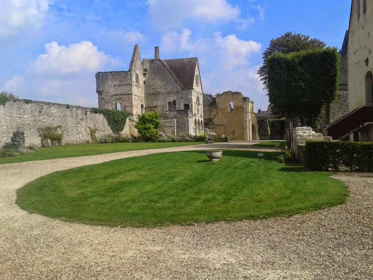 Le Bâtiment: Fiche Historique, les châteaux. Le Château Royal de Senlis