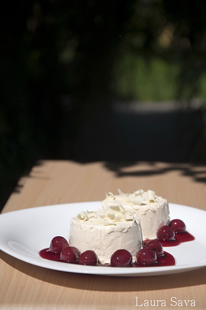 Parfait de ciocolata alba cu sos de visine | Retete culinare cu Laura ...