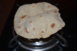 Vaniensamayalarai: Pulka Fulka (Indian soft bread) with broad beans