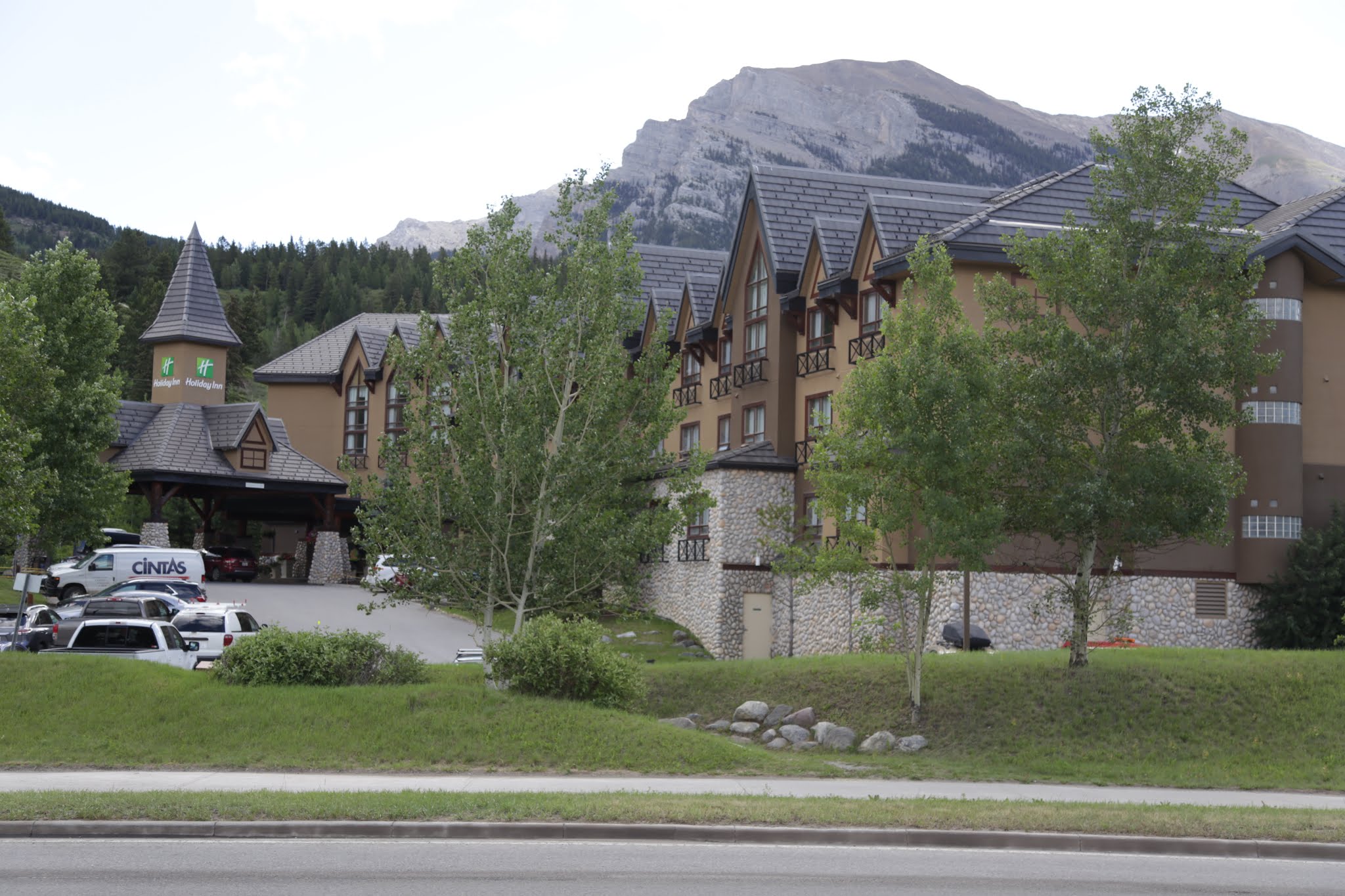 Hotel Review: MTN House Canmore, Alberta (formerly Holiday Inn ...