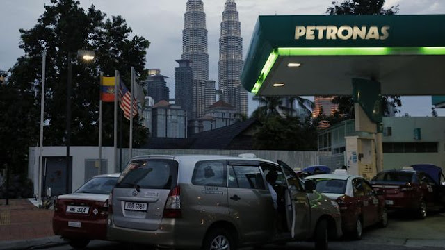 PEMERINTAH AKUI HARGA BENSIN INDONESIA KALAH DARI MALAYSIA - DOULOS PUSAT