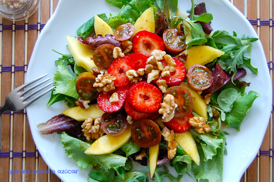 Ensalada primaveral con fresas y mango - Piedra, papel o azúcar