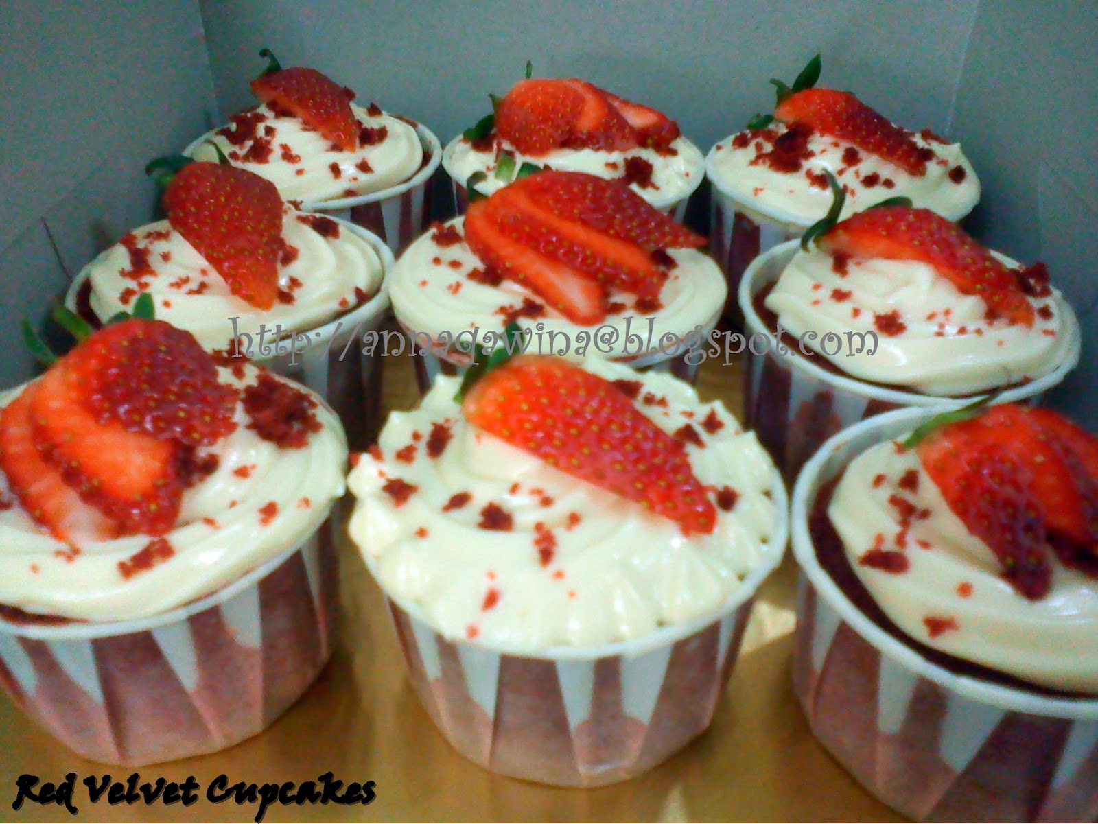 Heyy!! AnnaQawina disini: Red Velvet Cupcakes@Kek Cawan Baldu Merah-Resepi