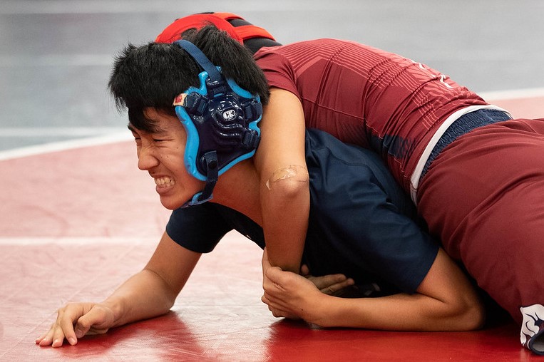 Men Wrestling Women: painful defeat for him