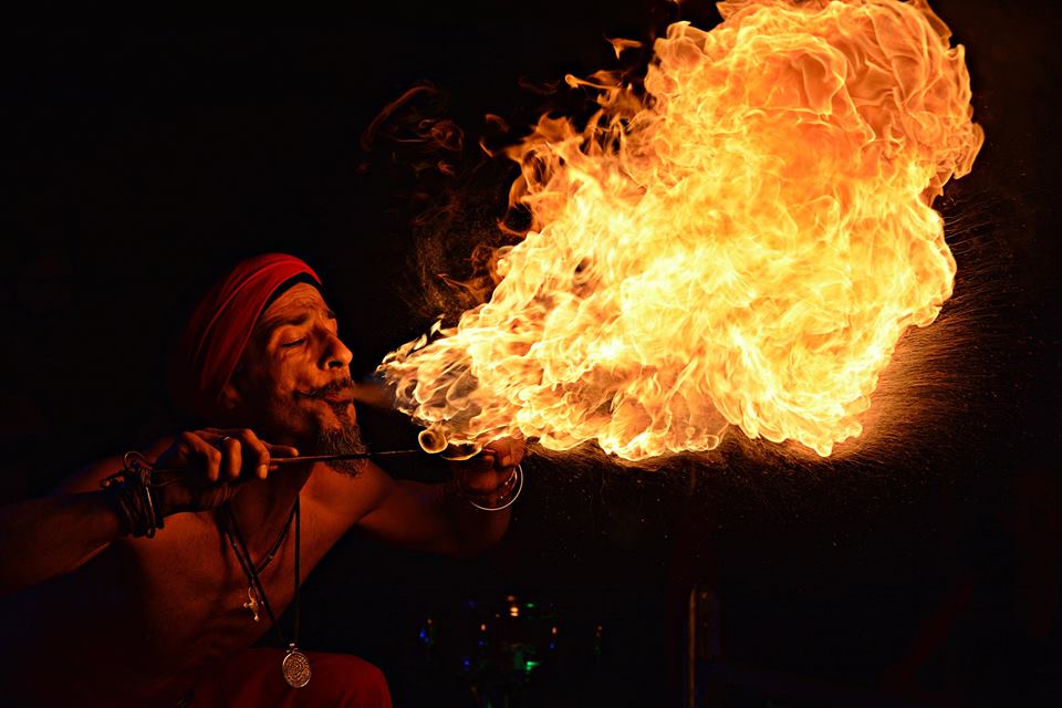 Il Fachiro Nirname - Artista di strada Puglia - Artisti di Strada ...