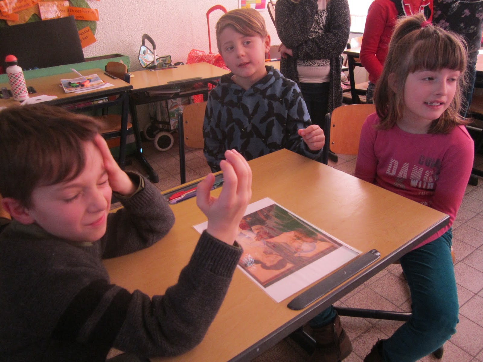 De Vlinderdreef: Klas 3B: Drama met meester Said: het uitbeelden van ...