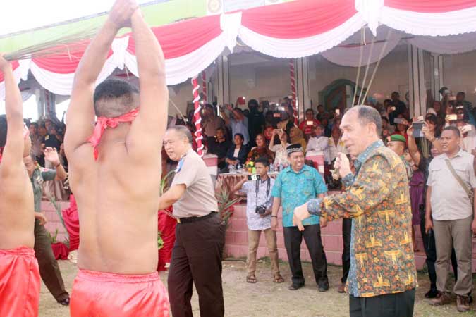 Gubernur Maluku Minta Media Ikut Promosi Adat Pukul Manyapu - Maluku Post