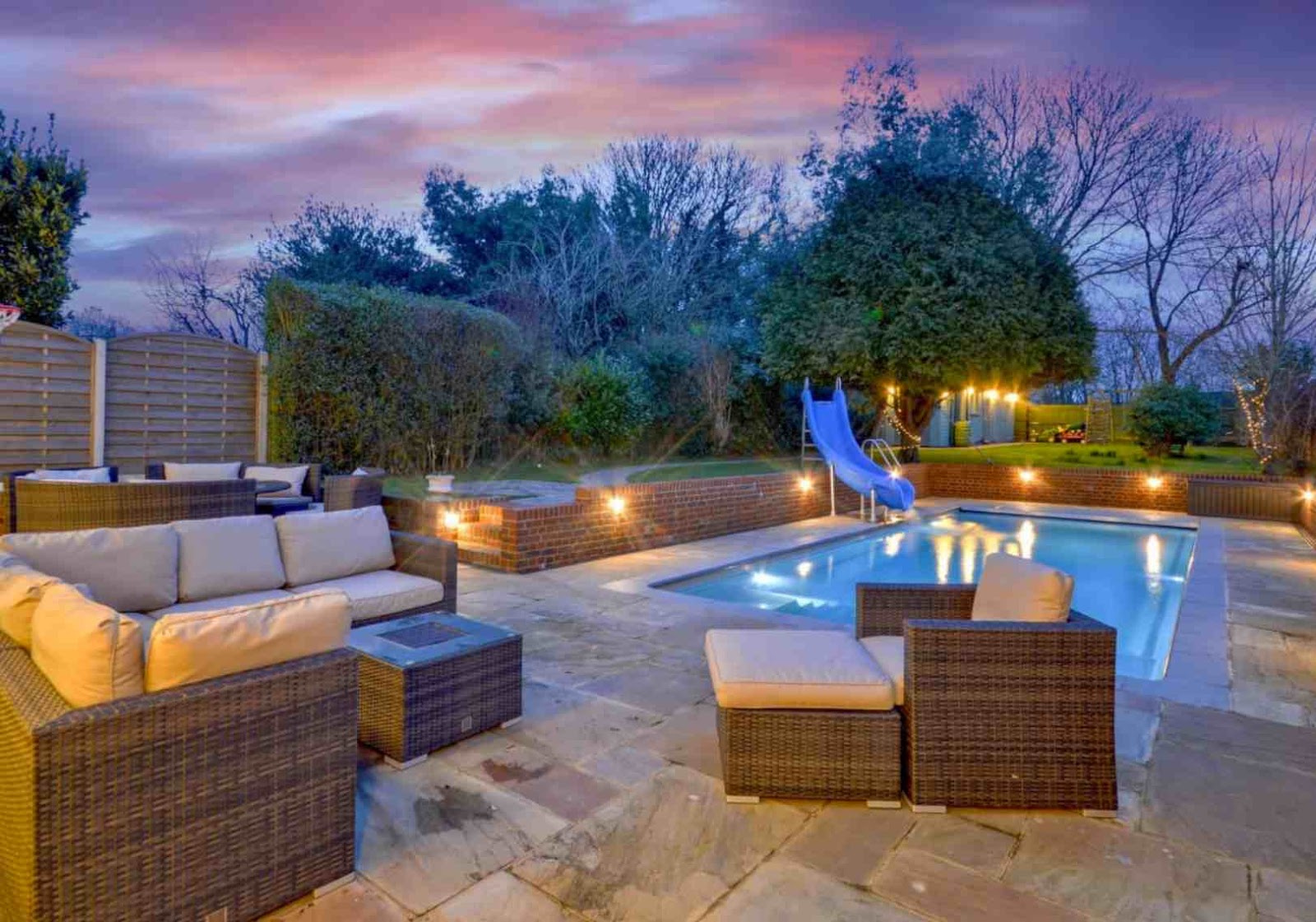 Shedworking: Garden office with swimming pool