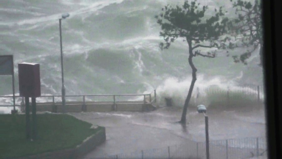 TERRA REAL TIME: E' l'apocalisse! Meteo-tsunami mette sott'acqua Hong Kong