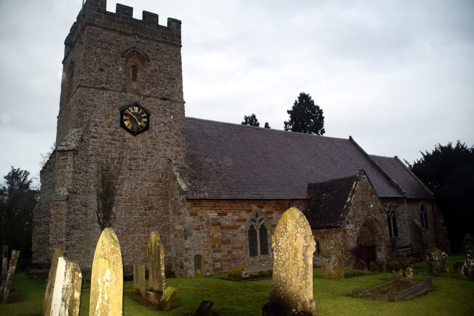 Enjoy your time with beautiful places: Hellidon Lakes and village