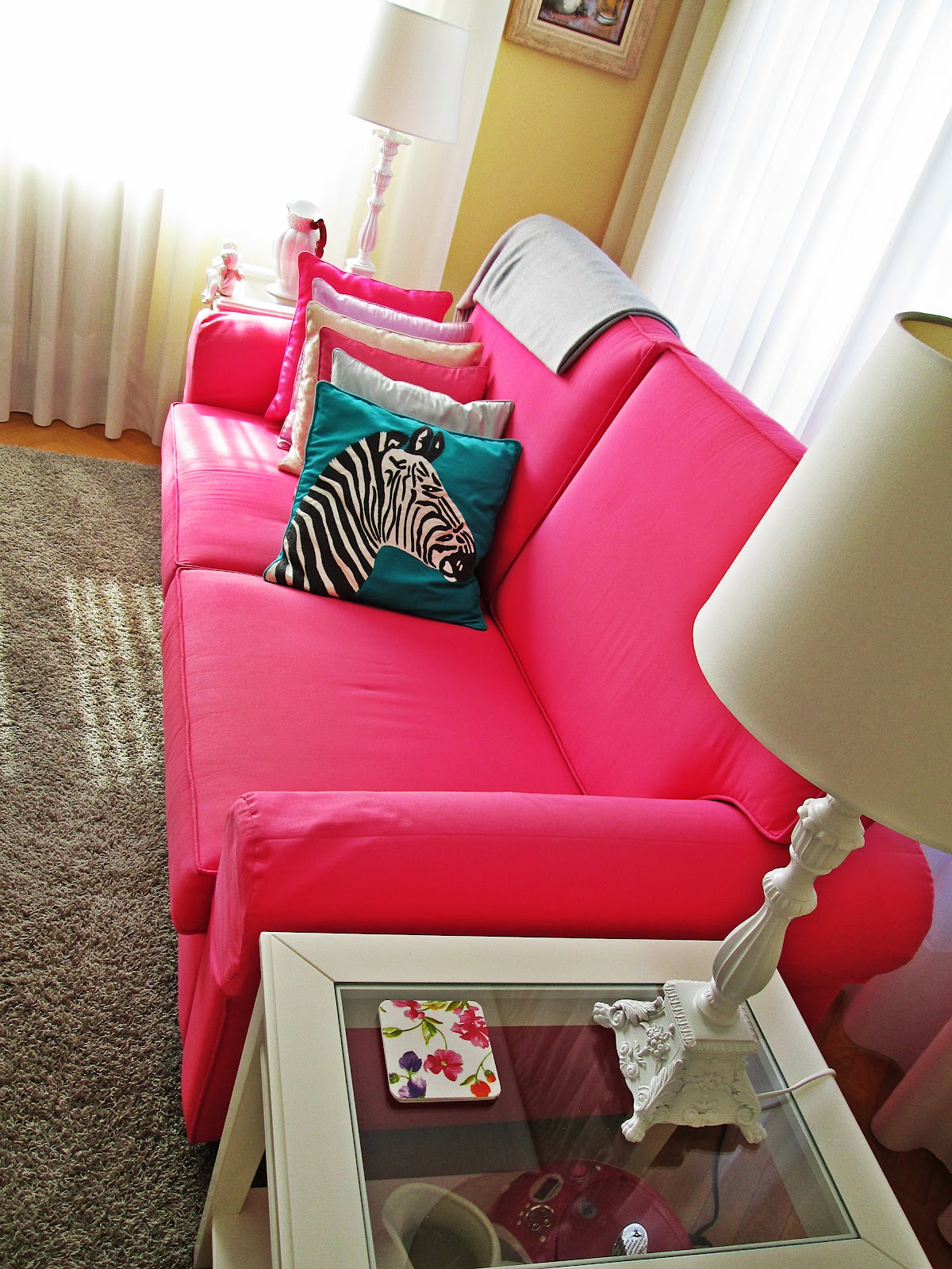 elsecretodeclaudia: Un sofá rosa chicle