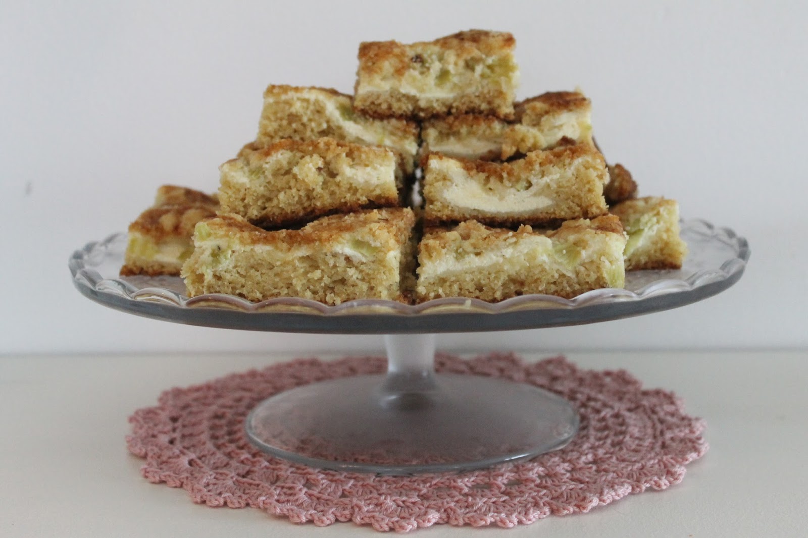 Tarun Taikakakut: Raparperirahkapiirakka murupäällisellä (pellillinen)