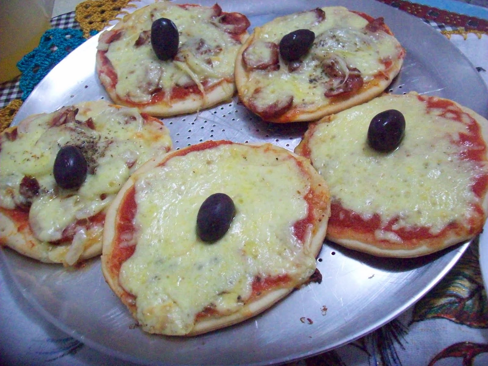 Culinaria e Receitas da Val: PIZZA ! OU BROTINHO!!
