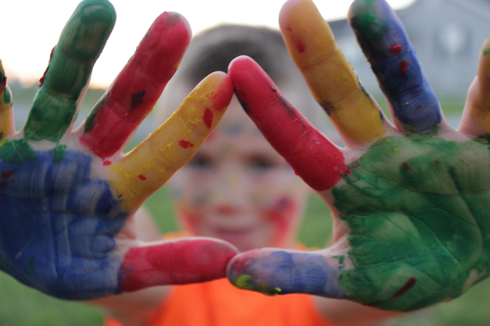 Niño con las manos pintadas de colores. Imágenes de colores. ~ Imágenes ...