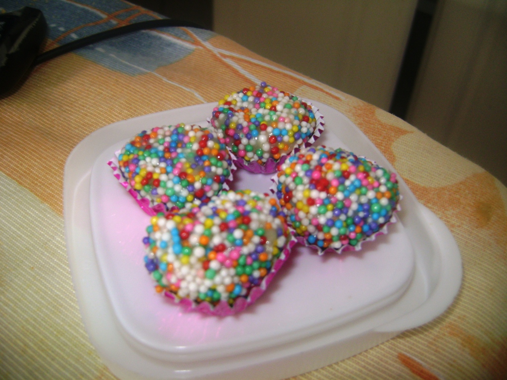 Gil e Thais na Cozinha!: "BRIGADEIROS COLORIDOS"