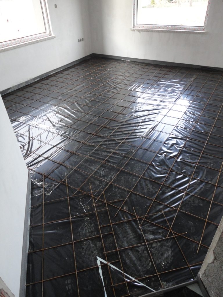 A nossa casinha: Início da aplicação da betonilha.