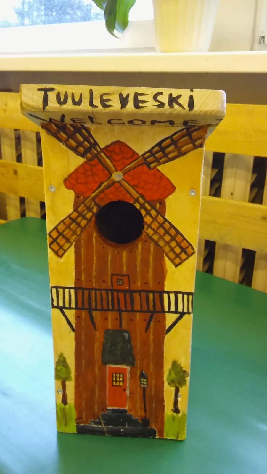 Roheline Kool Eestis Tallinna Tuule Lasteaed: Kuldnokkadele pesakastid