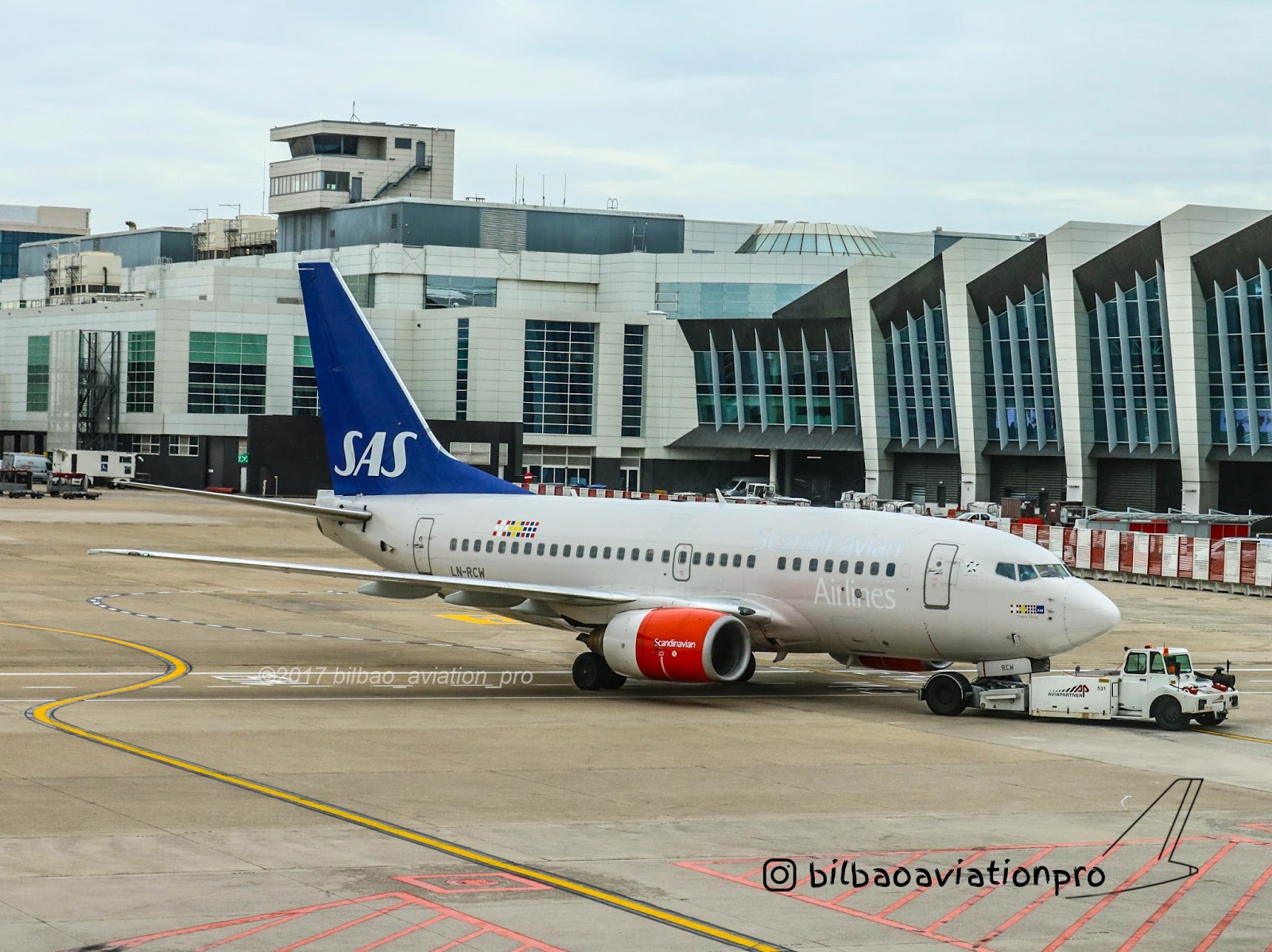 bilbao_aviation_pro: Scandinavian Airlines "SAS" Boeing B737-600 LN-RCW ...
