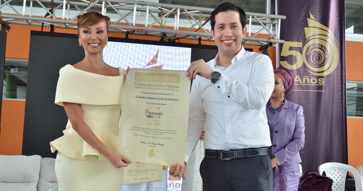 Claudia León recibe premio especial en Personaje del año 2016