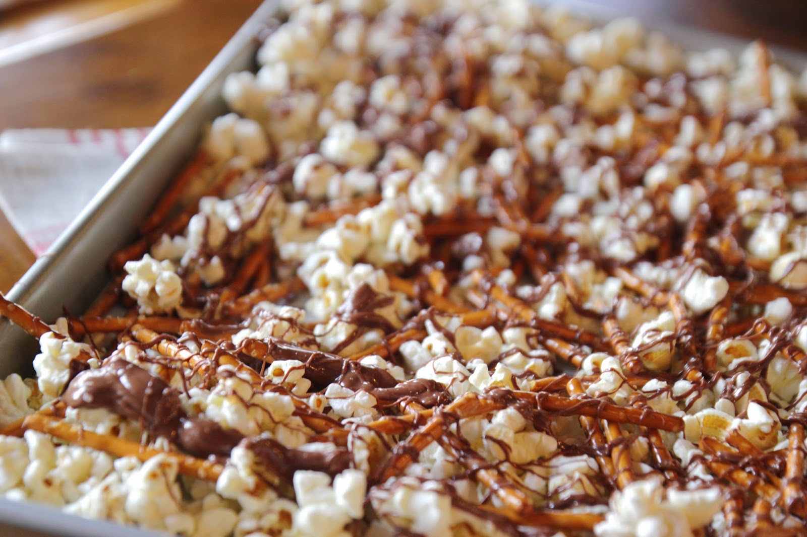 Chocolate Drizzled Popcorn & Pretzels | Tardily No-Bake Gift - Cafe Delites