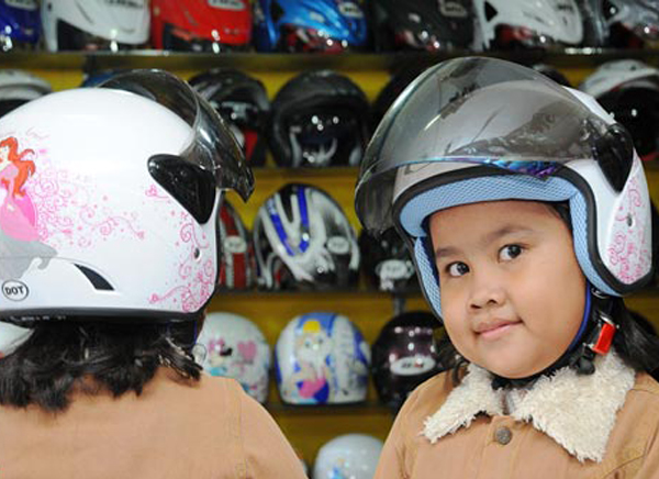 News In: Deket Kok, Buat Apa Pake Helm?