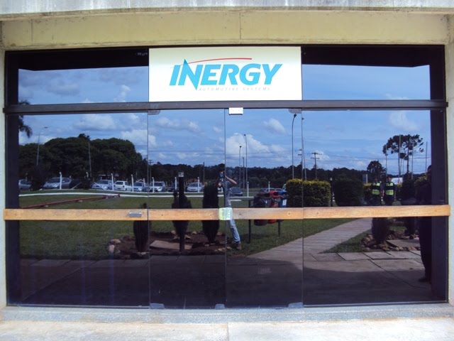 CIA DO BANNER : APLICAÇÃO DE ADESIVOS NA INERGY SYSTEMS EM PIRAQUARA - PR