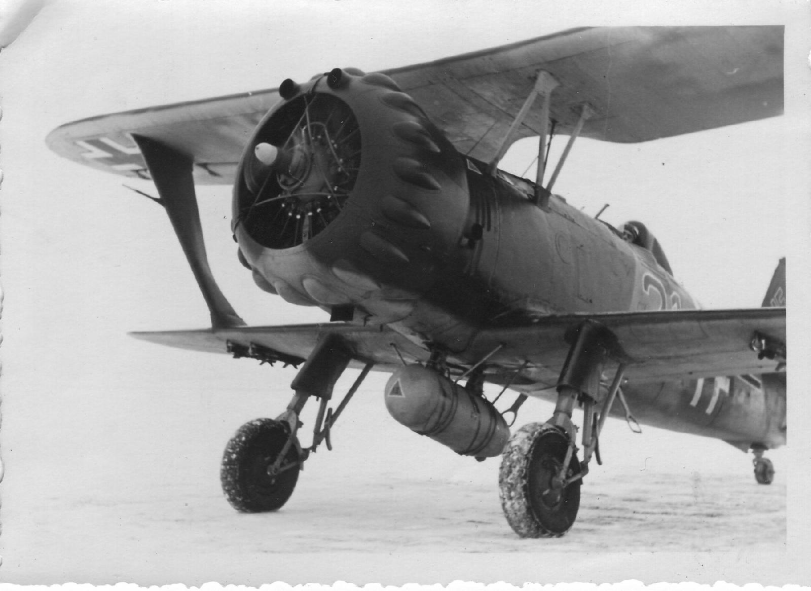 Airplanes in the skies + FAF history: Henschel Hs 123