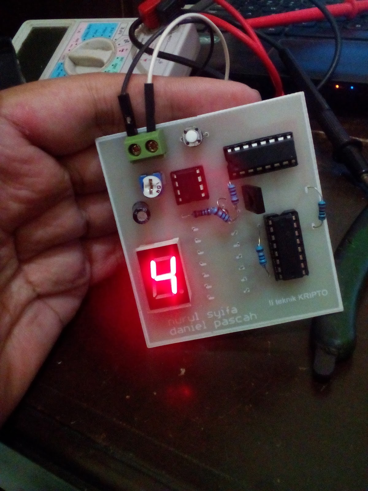 .: Membuat Dadu Digital 7-Segment Rangkaian ANALOG IC 4017, IC 4026, NE555