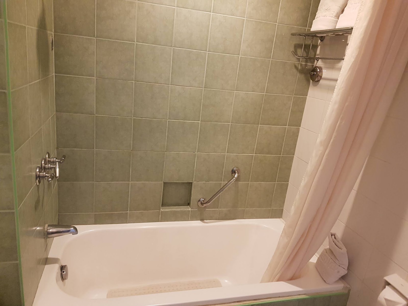 [필리핀 마닐라 근교 호텔] 카비테 이글릿지 내 마이크로텔(Microtel Cavite-Eagle Ridge)