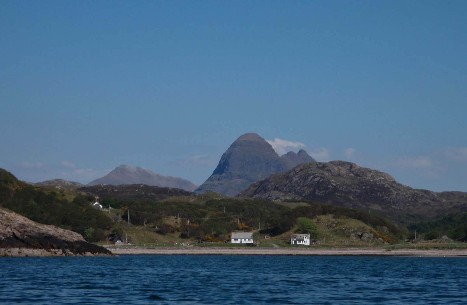 Mountain and Sea Scotland: Guests in the garden at Inverkirkaig