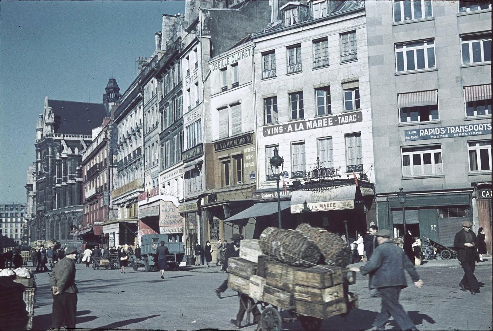 40 Amazing Color Photographs That Capture Street Scenes of Paris Under ...