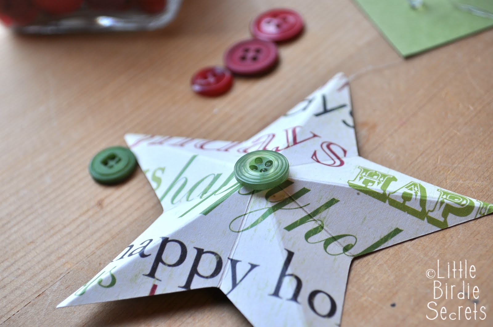 How to Recycle: 3D Paper Star Wreath Tutorial