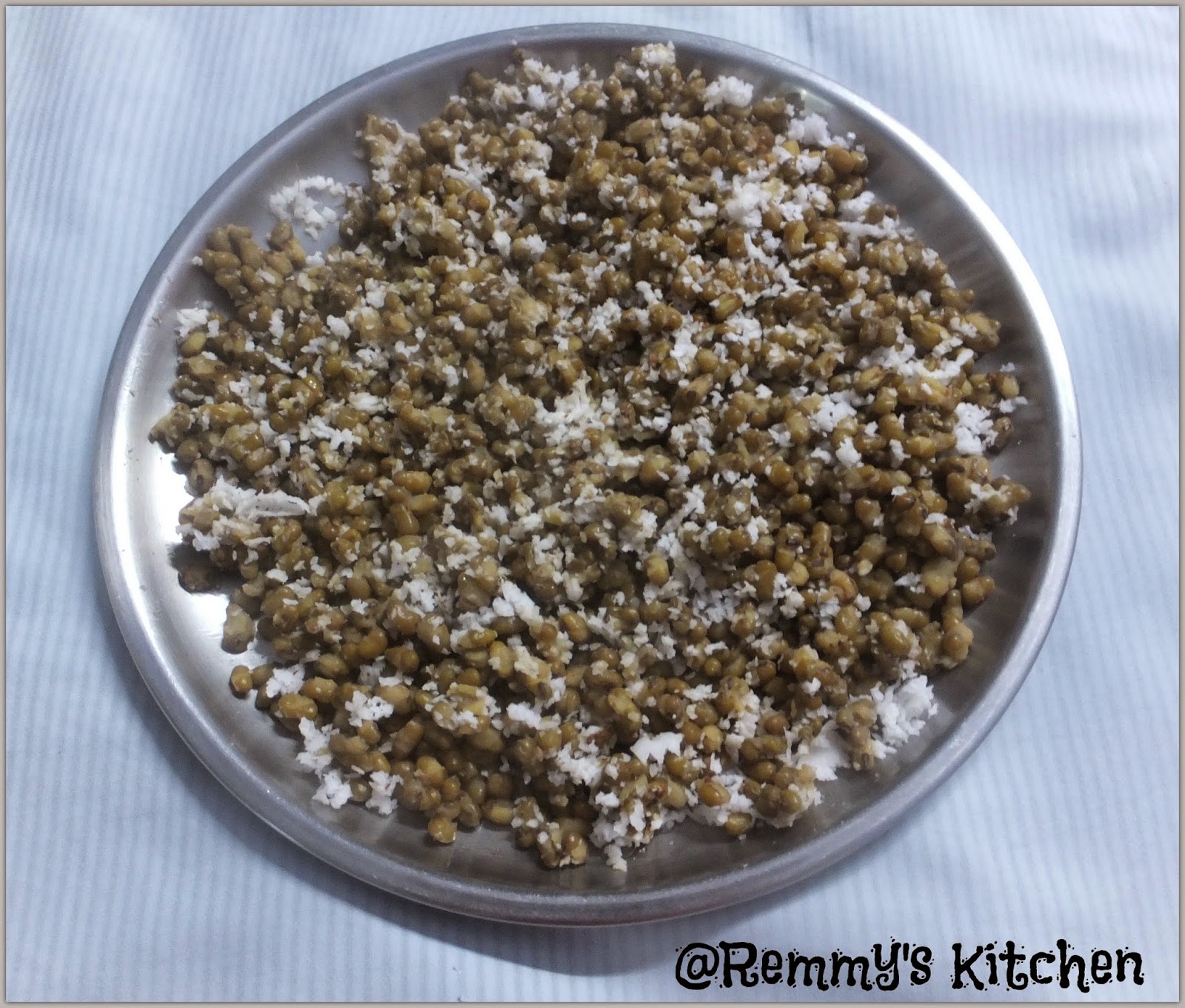 Remmy's Kitchen: Cherupayar puzhungiyathu / Boiled green gram