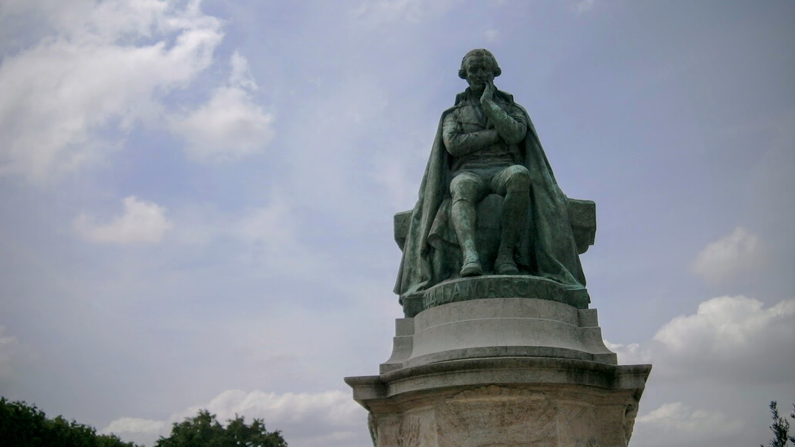 A Paris et ailleurs: Statue d'homme assis en bronze en haut d'une ...