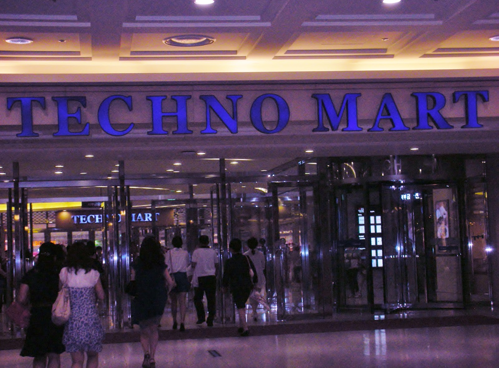 Abroadcasting: Techno Mart: Wedding City