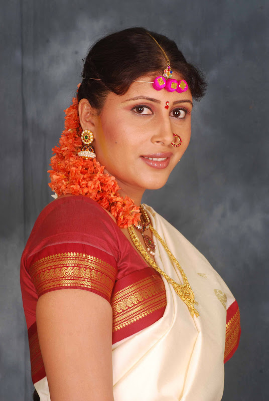 Hot Telugu Actress Stills: Tamil Actress Ranjitha Photo Gallery