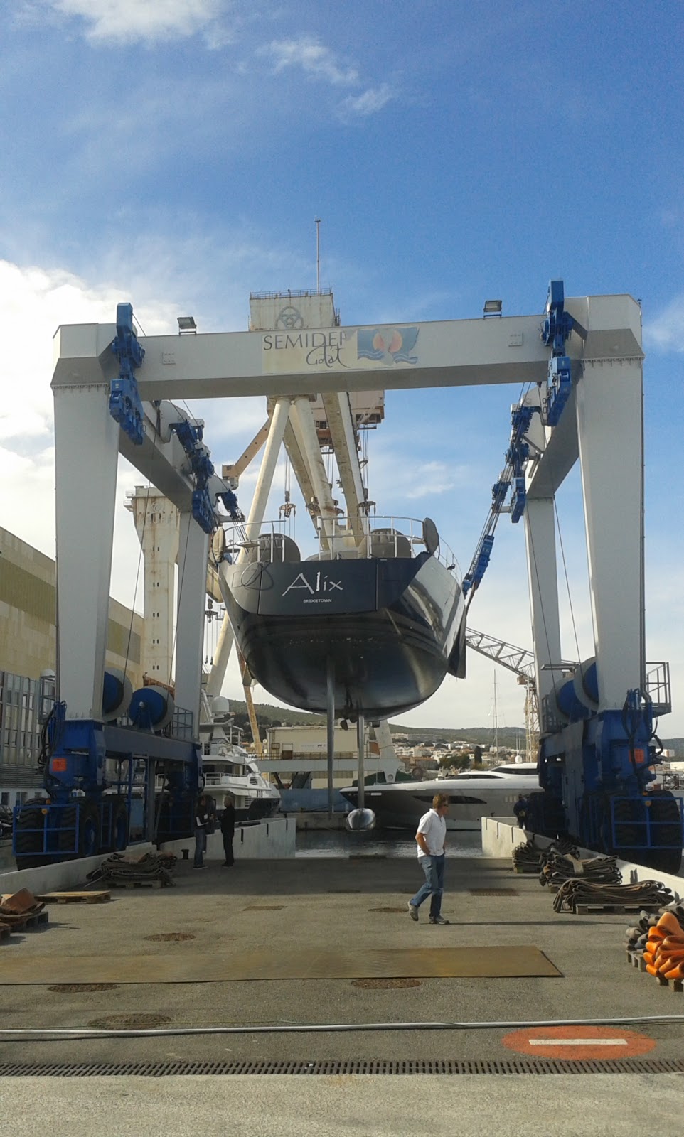 NAUTOR'S SWAN VILLEFRANCHE: Swan 90 mast unstepping