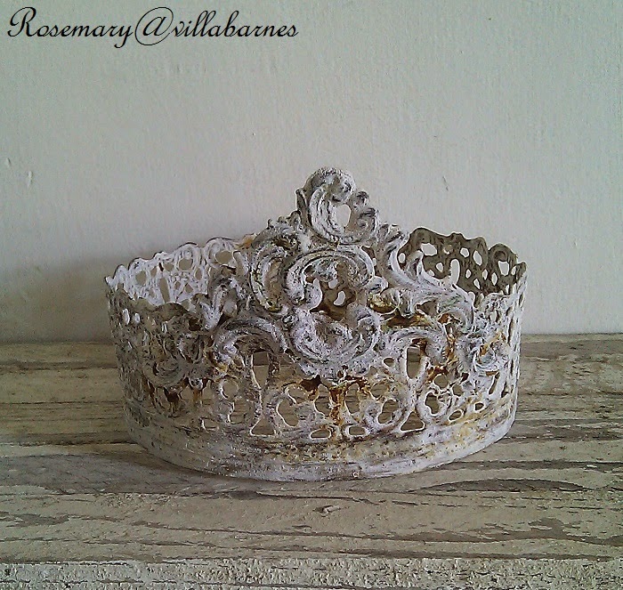 villabarnes: Rusty White Crown