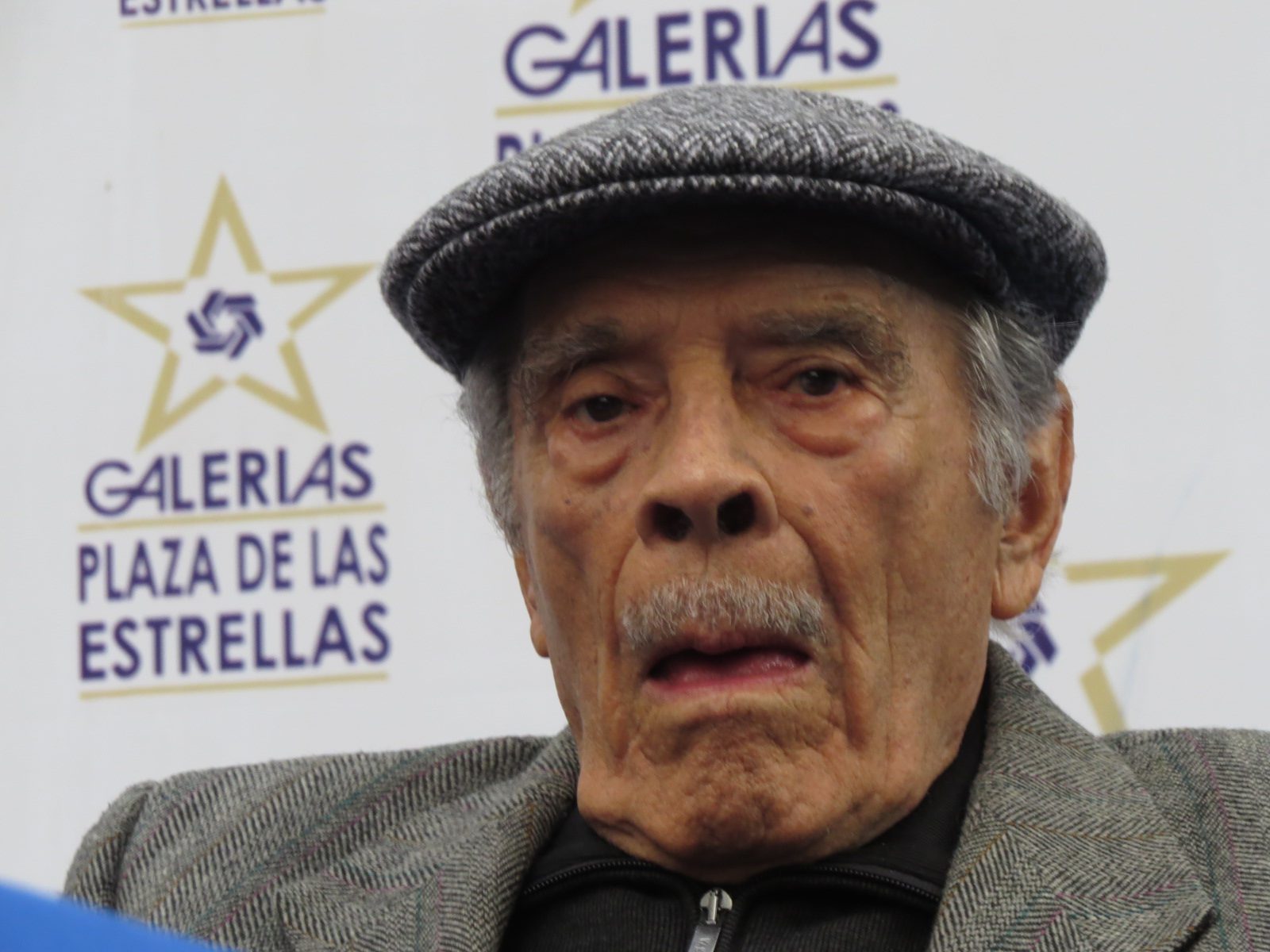 somos el espectador: NACHO TRELLES CON SU MANO EN EL FUTBOL