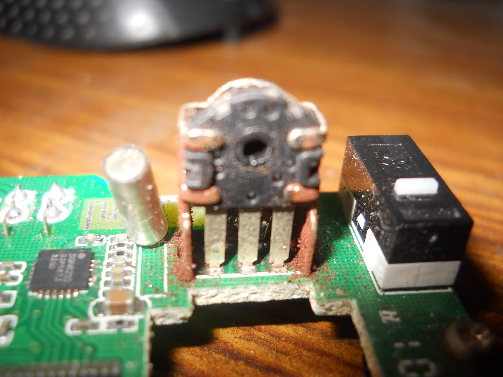 EVER WONDER WHATS INSIDE: INSIDE A WIRELESS OPTICAL MOUSE