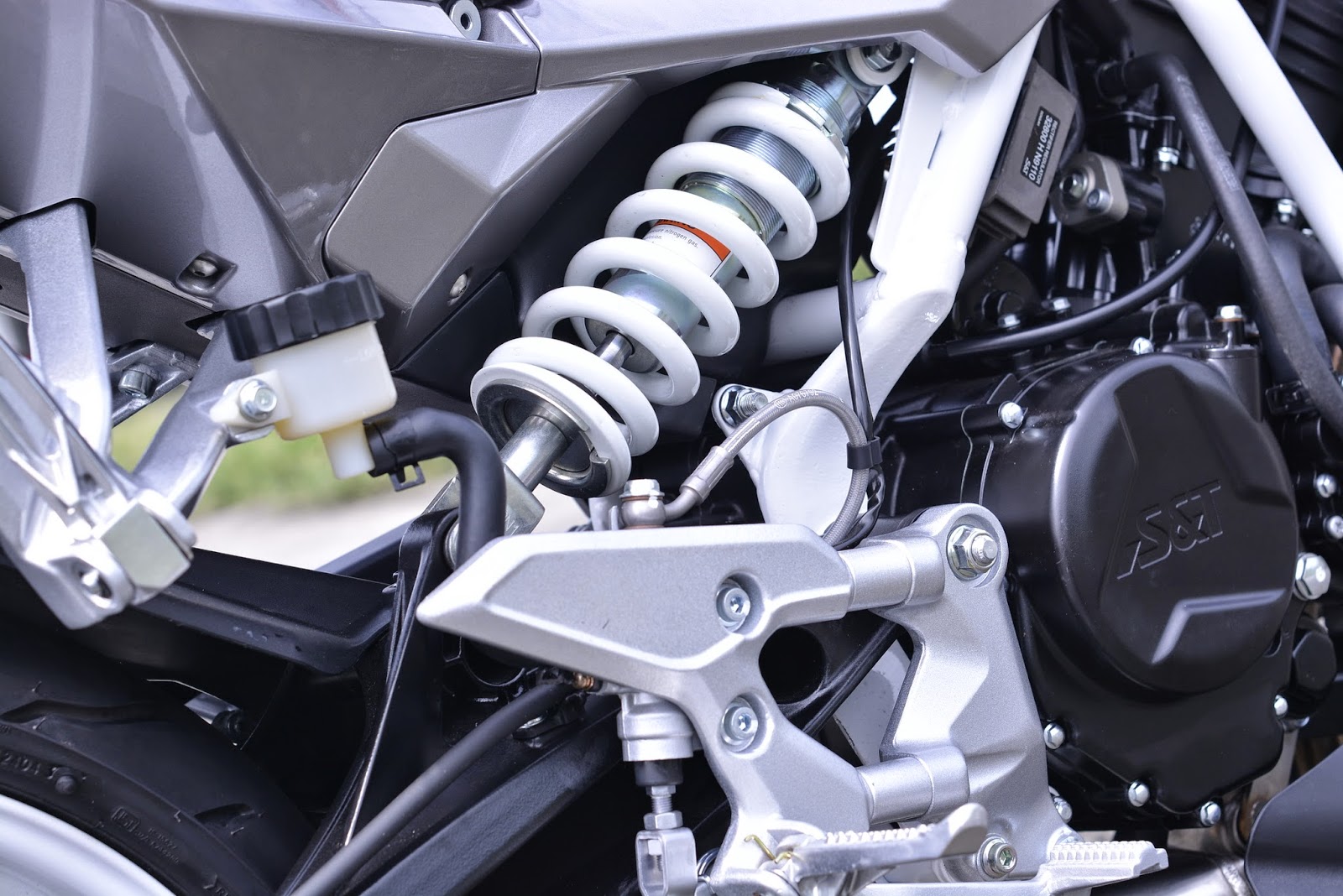 脫韁馬 之 廄: Naza與韓國KR Motors合作推出入門型重機 NAZA N5！