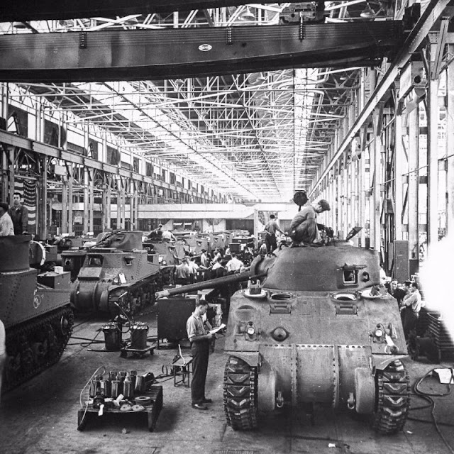 23 Amazing Vintage Photographs Taken Inside WWII Tank Factories ...