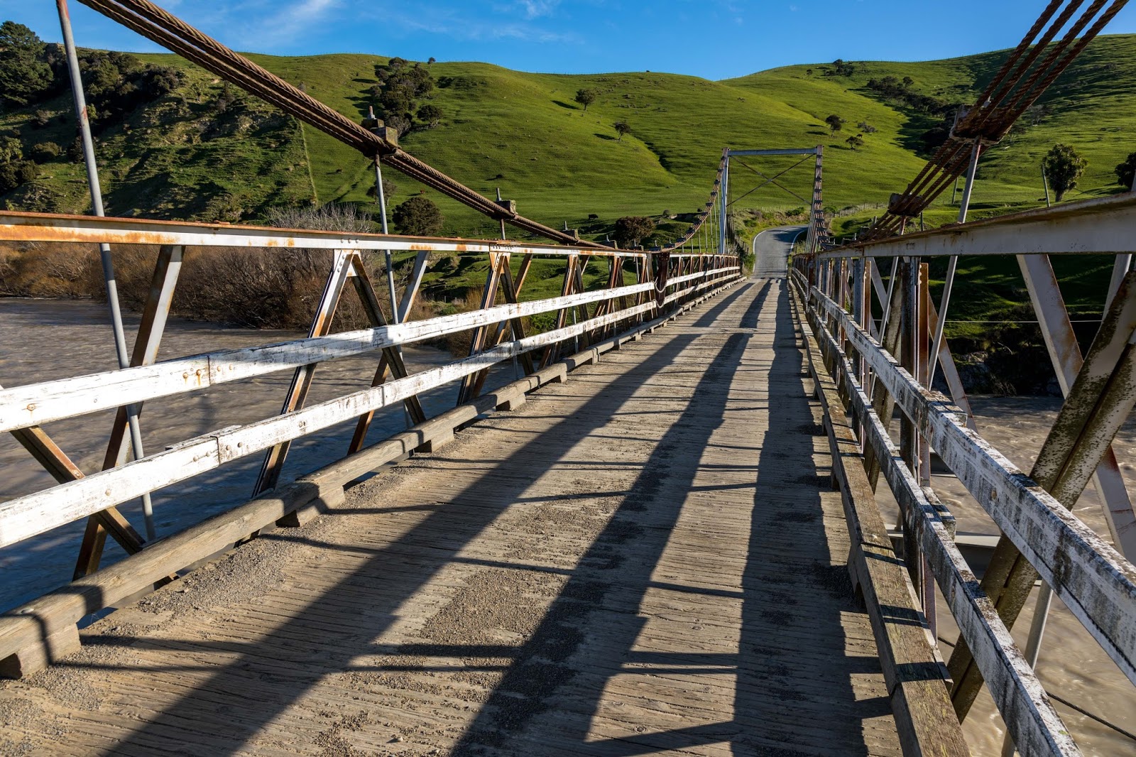 A Kiwi at the camera: Swing bridge over the Hurunui River (Blythe Road)
