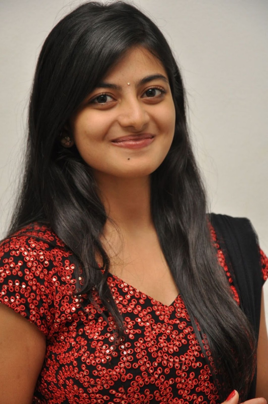 Tamil Actors Unseen Photoshoot Stills: Actress Anandhi Smile Cute Pictures