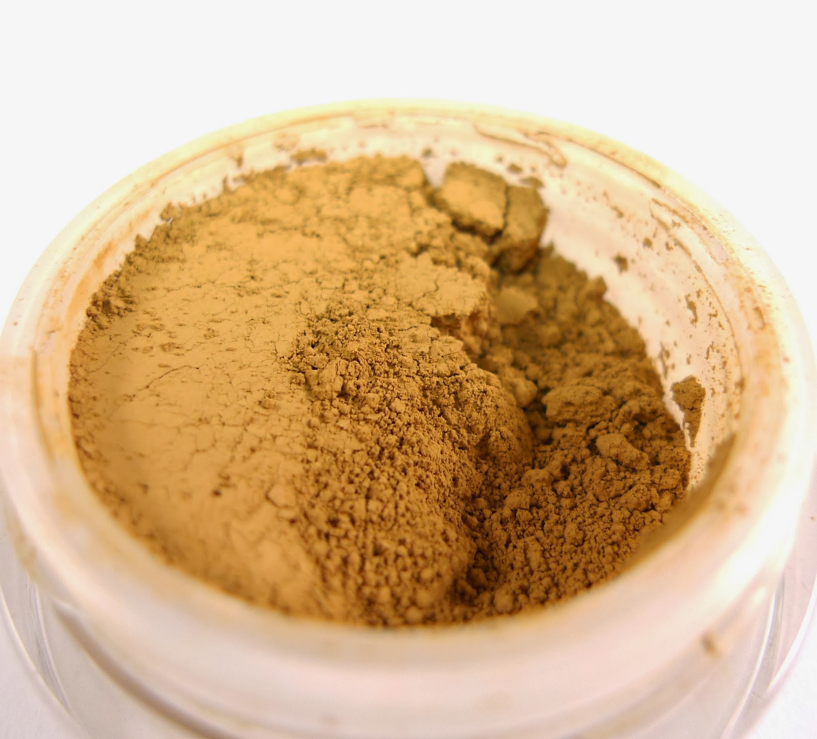 Ellana Mineral Cosmetics Loose Powder Foundation in Caramel Latte Review