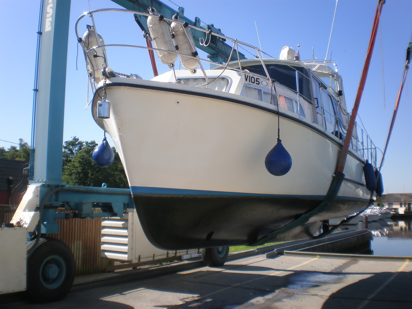 UK Marine Surveyor based in Preveza Greece.: Broom 30 Motor Cruiser