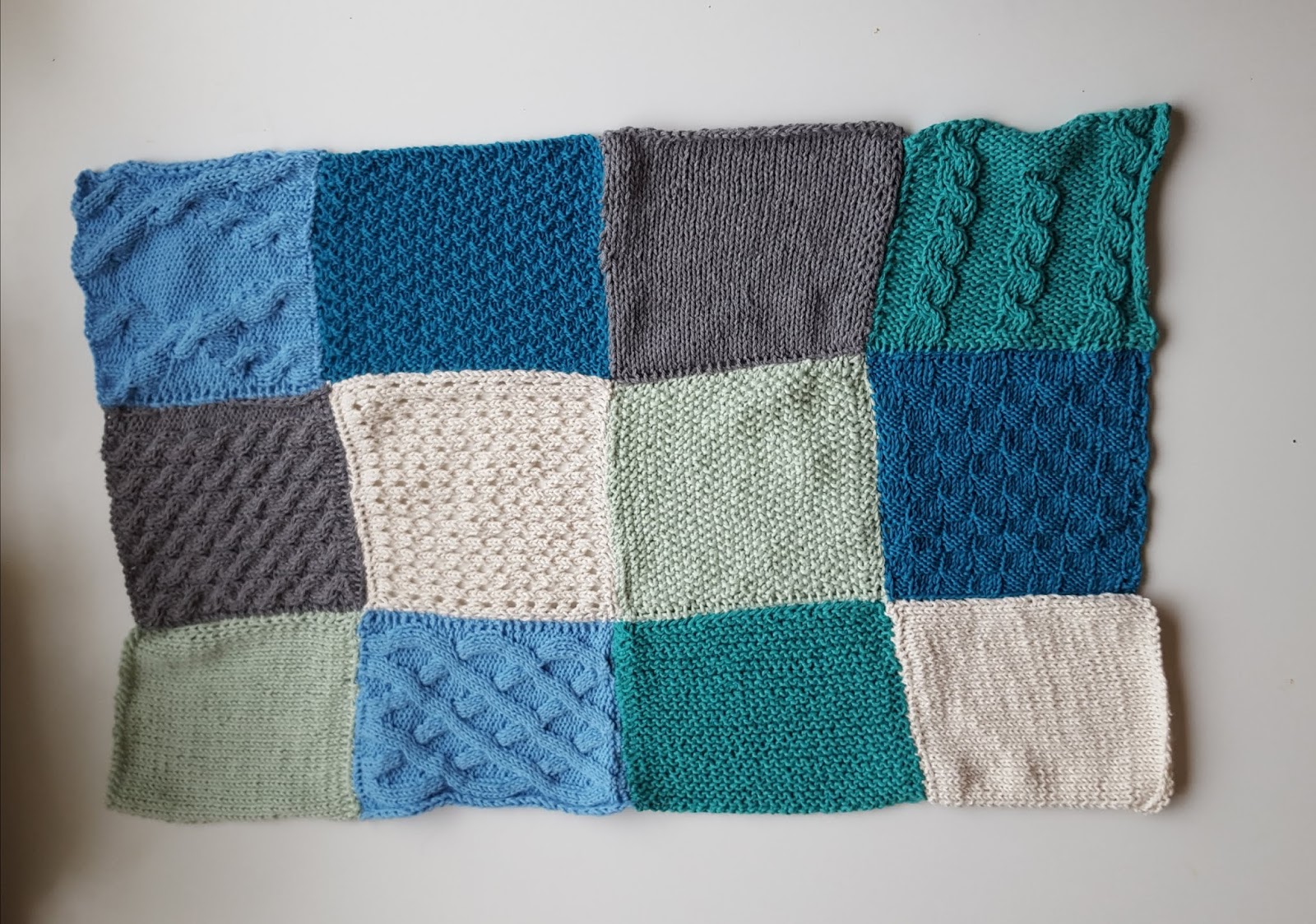 Neulottu vauvanpeitto - Pientä kivaa